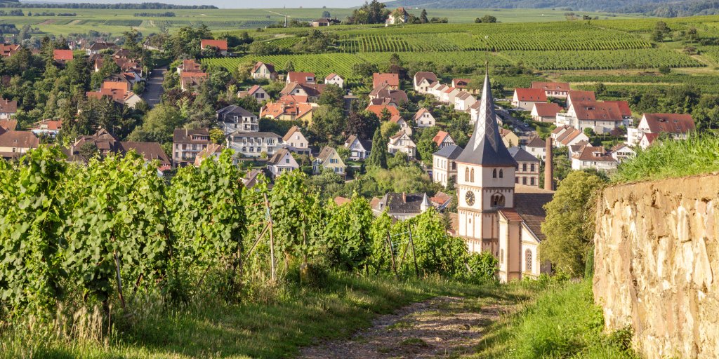 Au pied du massif des Vosges, ce village alsacien typique avec ses ...