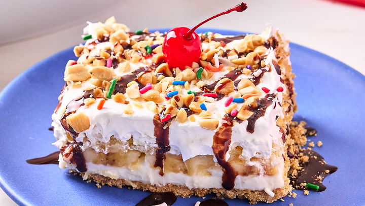 How to make banana split cake