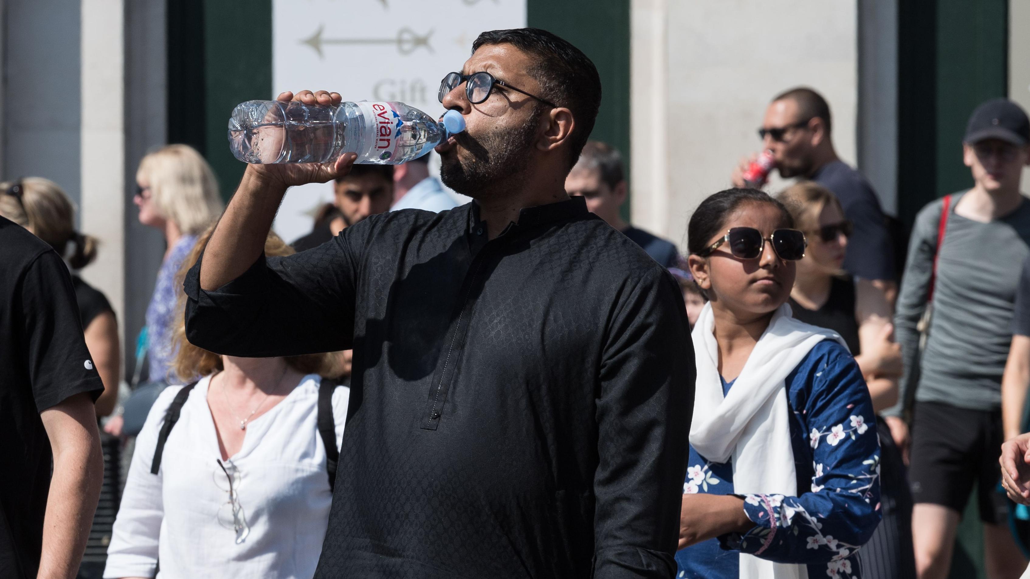 London passengers urged to 'carry water' in heatwave