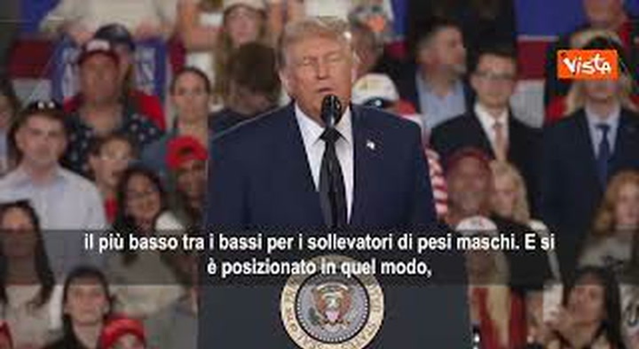 Trump imita atleta trans a una gara di sollevamento pesi: non è ridicolo?