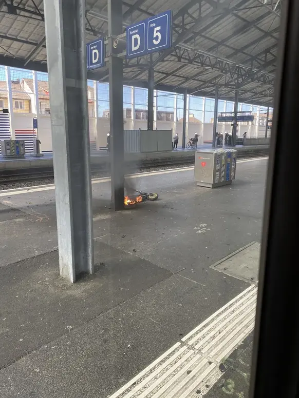 Une trottinette électrique prend feu dans cette gare romande
