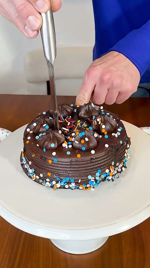 Mini cake? Big hack. This is how you slice it right!