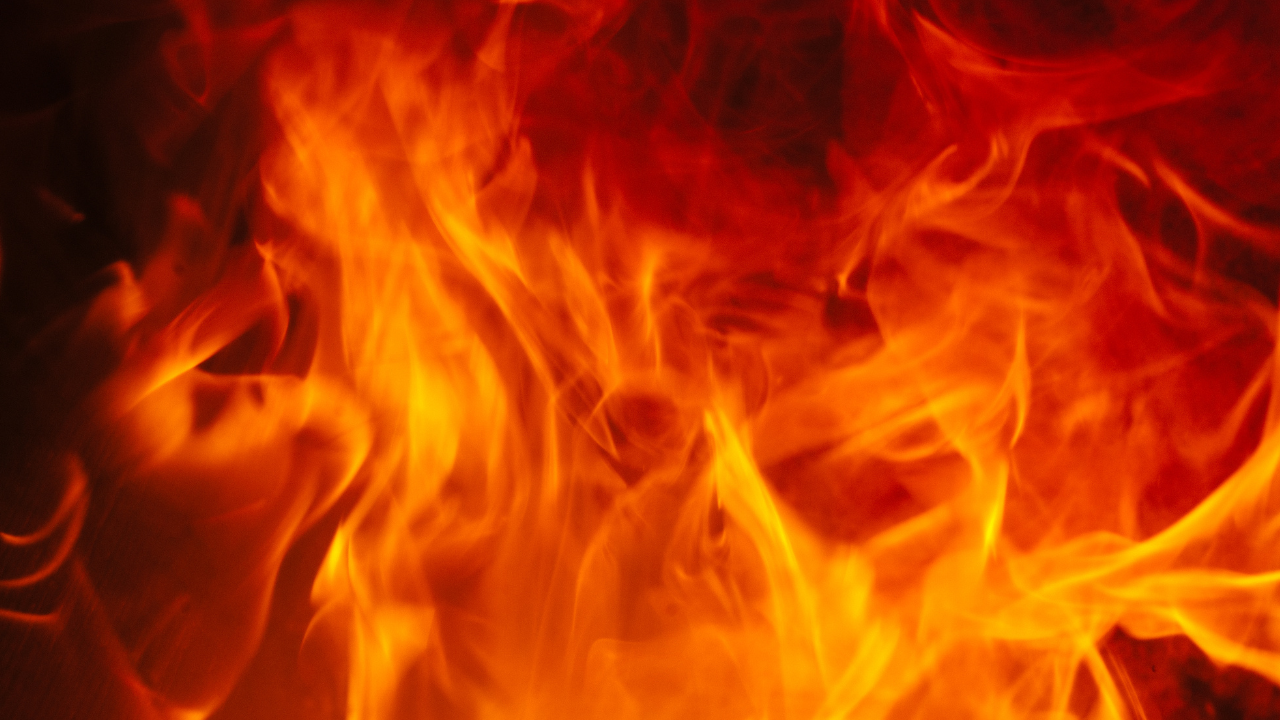 Delhi fire horror: Massive blaze guts furniture market, locals pelt ...
