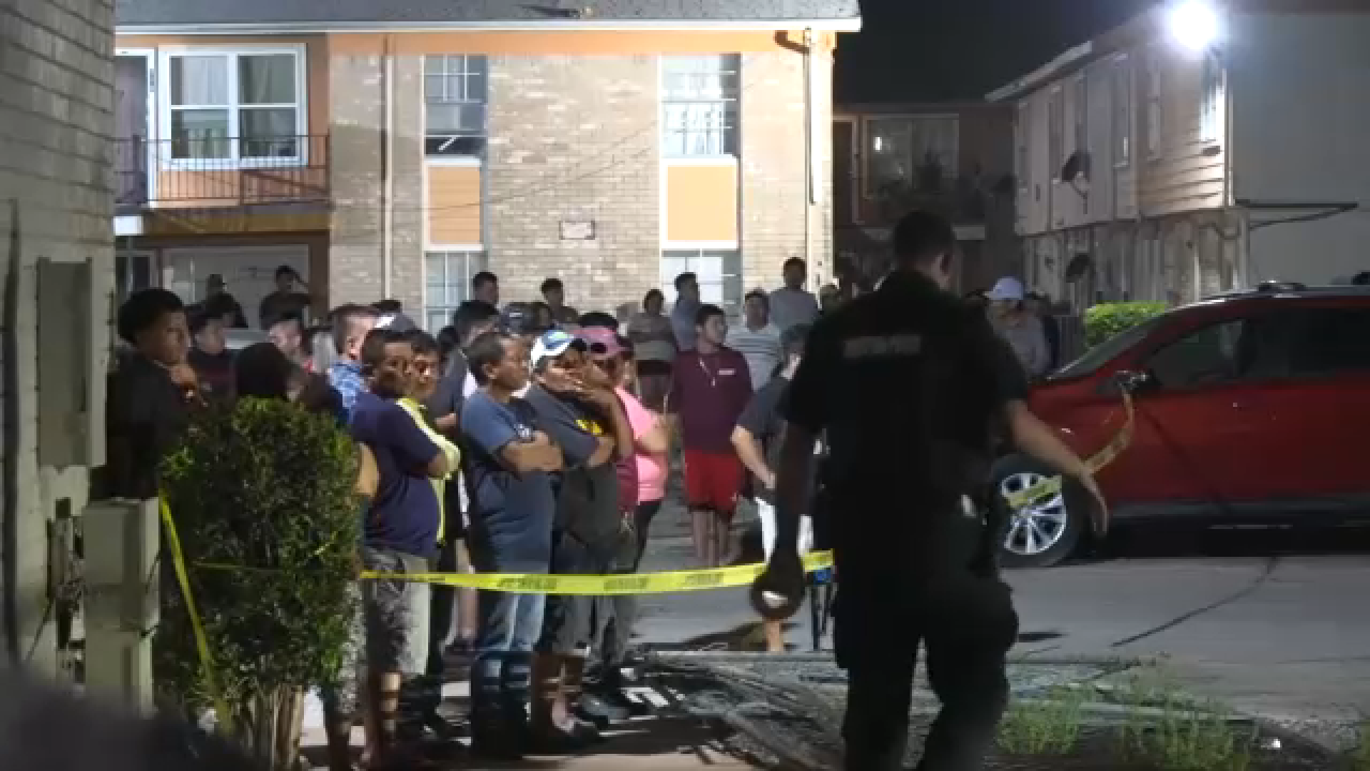 Shooter at large after killing 1 man, injuring another during argument ...