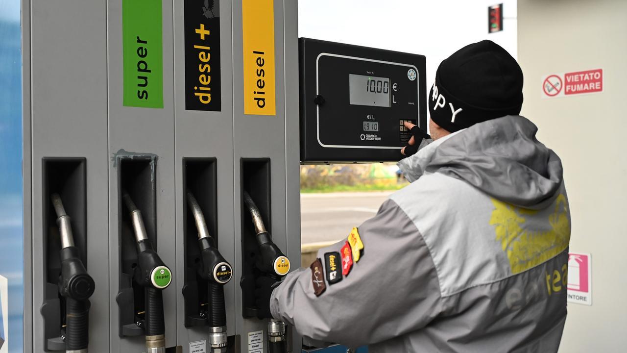 Caro carburanti, prorogato il taglio delle accise: ecco i nuovi prezzi ...
