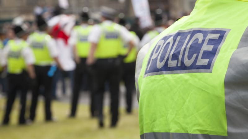 Štve mě král Karel III., křičel migrant s nožem v ruce. Záběry ukazují ...