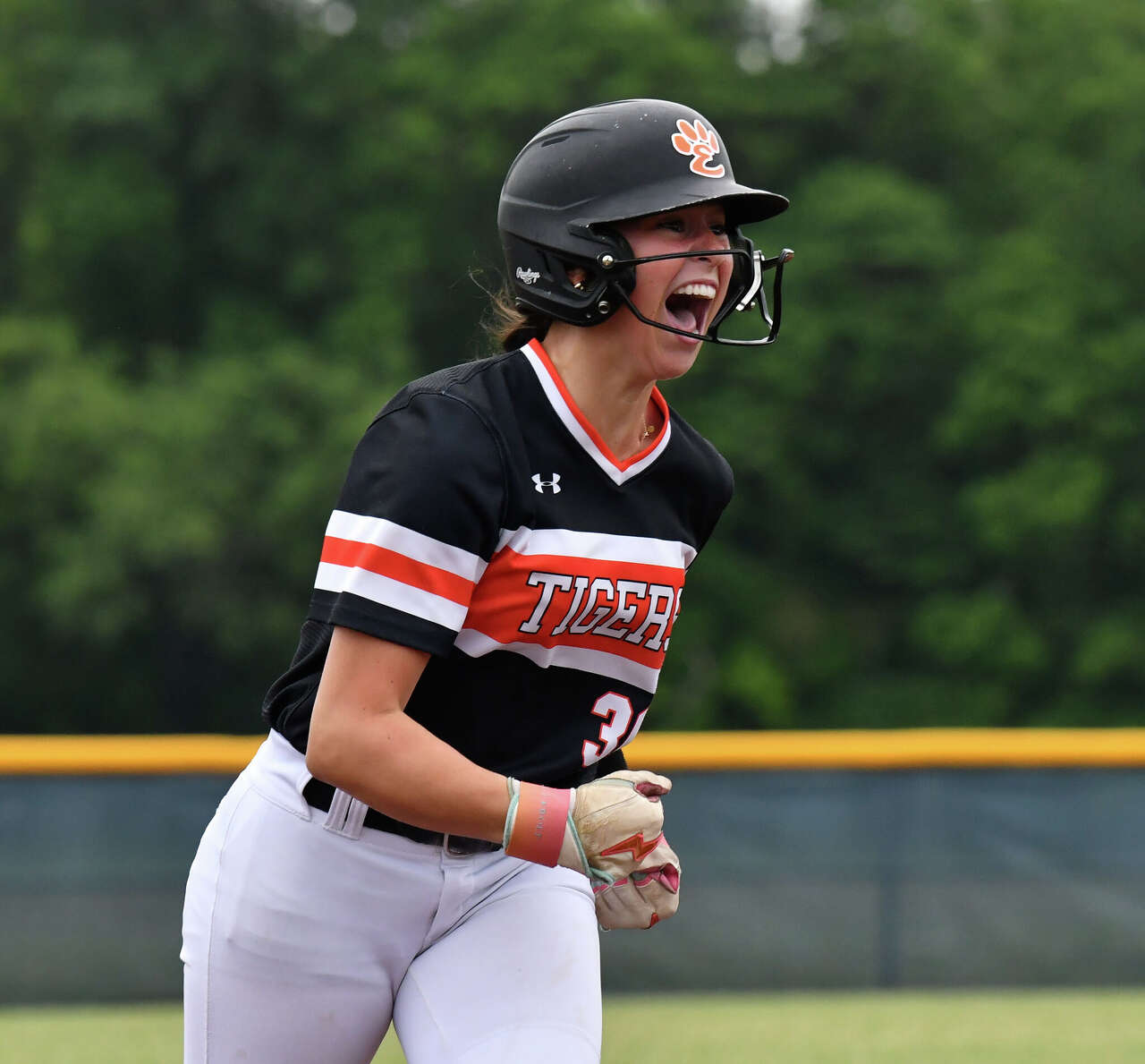 Edwardsville bats power Tigers to eighth straight regional softball title