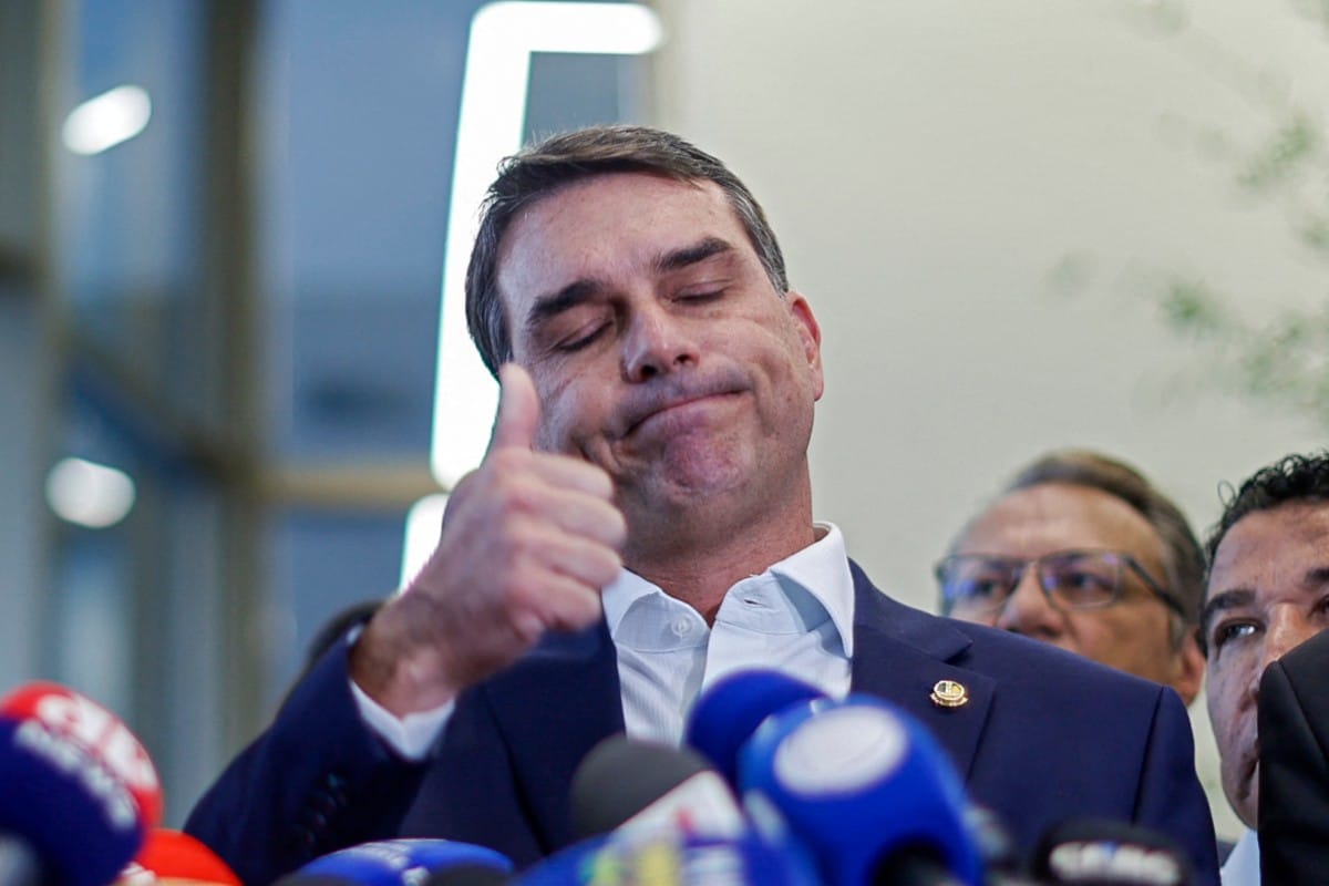 Flávio Bolsonaro se cala sobre censura a Atlas e divulga pesquisa Gerp ...