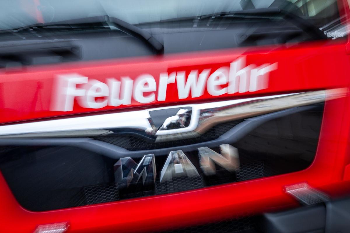 Giftige Rauchwolken über Knielingen: Druckerbrand versetzt Feuerwehr in ...