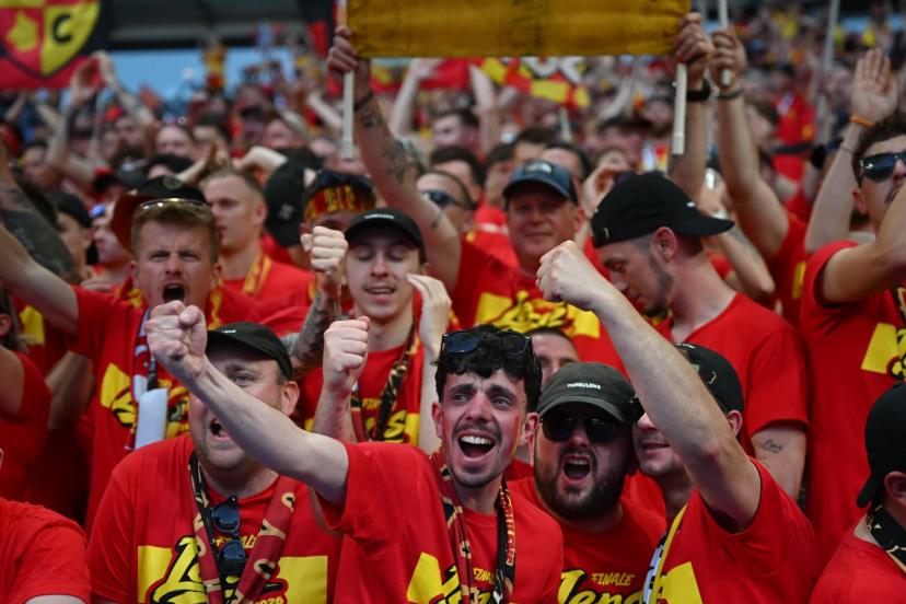 Le bus de Lens a défilé au milieu de milliers de supporters