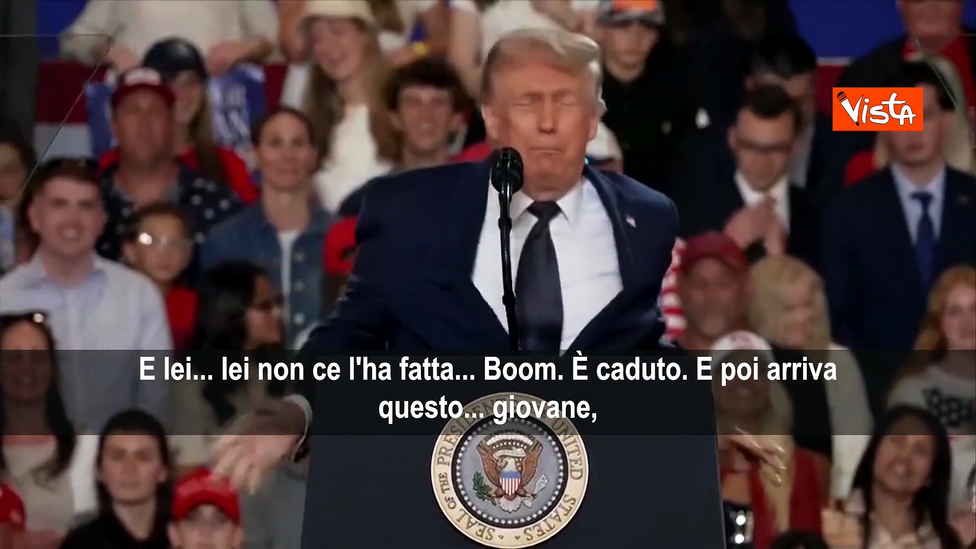 Trump imita atleta trans a una gara di sollevamento pesi: non è ridicolo?
