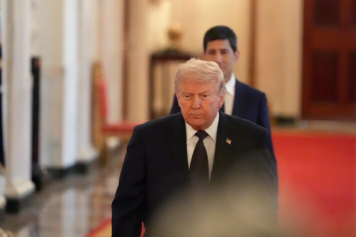 Trump ameaça bombardear Omã por causa de negociação em Ormuz e Irã reage