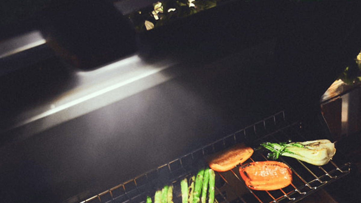 Diese LED-Lampe erleichtert das Grillen am Abend