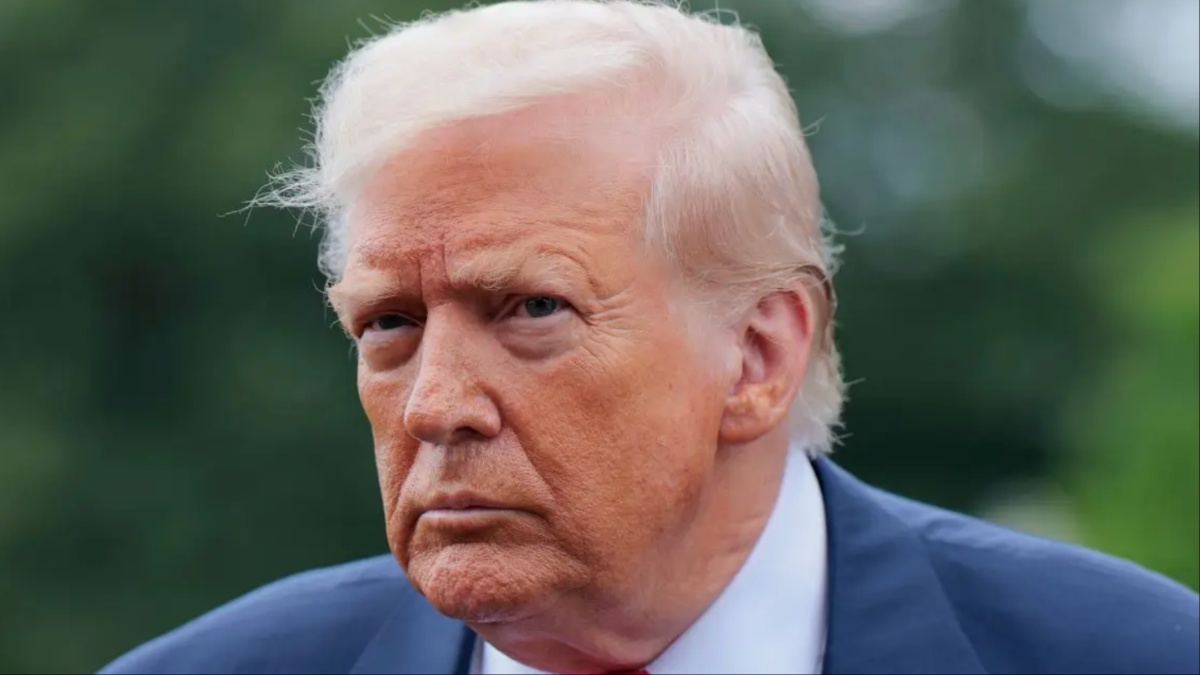 Trump struggles to climb plane stairs on his own before a man in ...