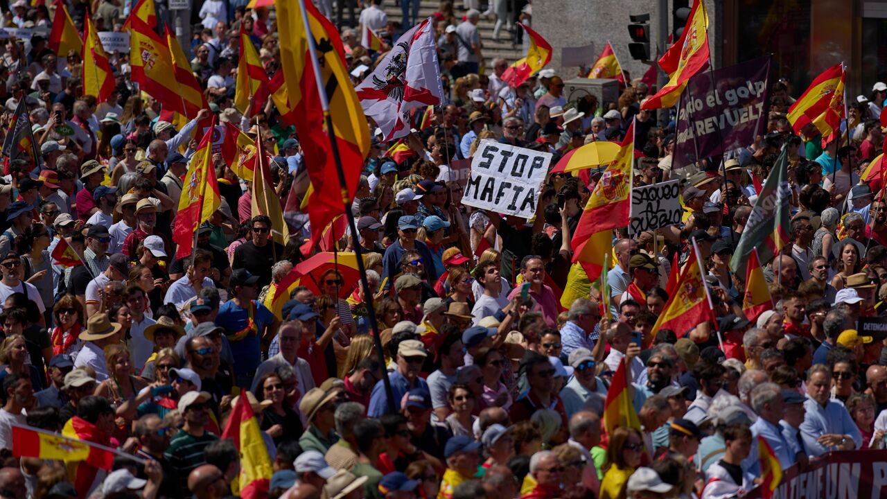 Tienduizenden betogen in Madrid: hoe corruptieschandalen in entourage ...
