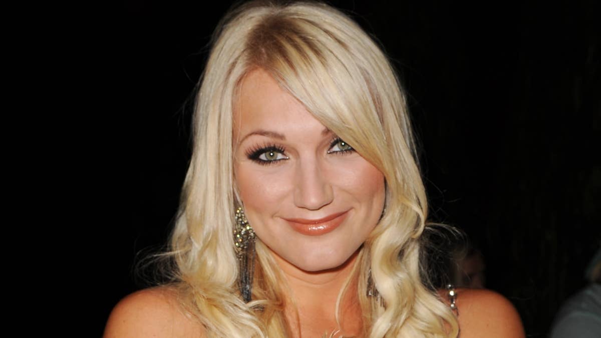 Brooke Hogan responds to critics of her emotional beach tribute to late ...