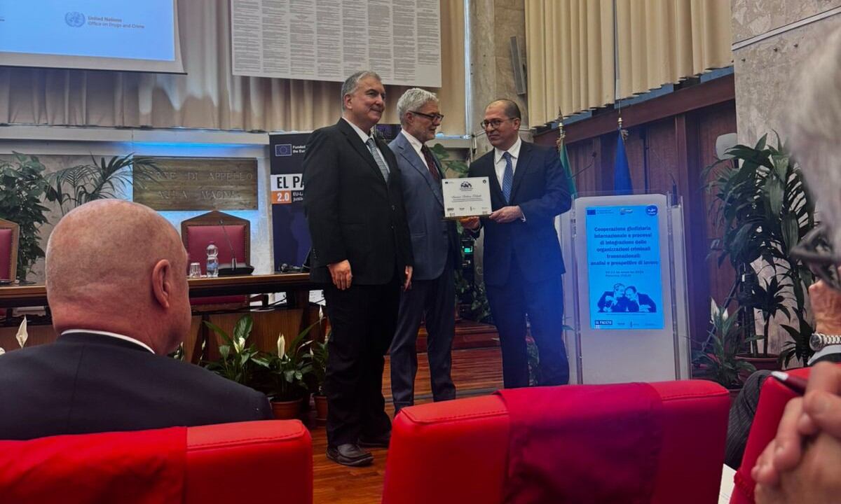 Exfiscal Francisco Barbosa recibió reconocimiento en Italia