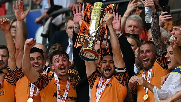 Hull captain Lewie Coyle dedicates promotion glory to late father: 'He ...