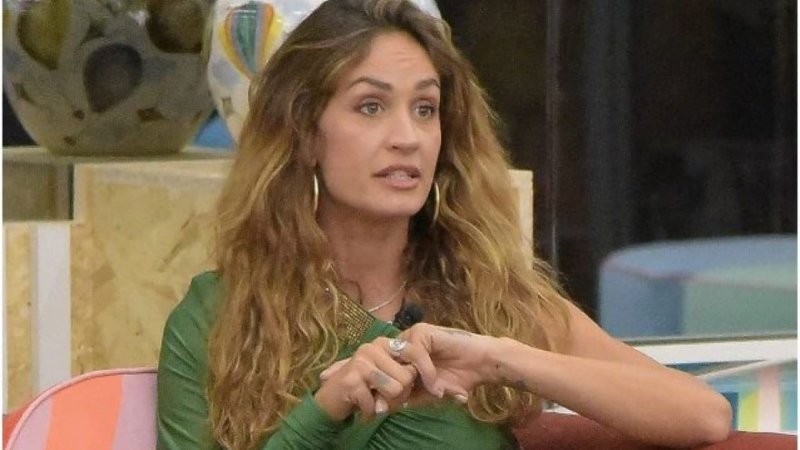 Antonella Elia contro Helena Prestes a The 50: "Gatta morta viscida"