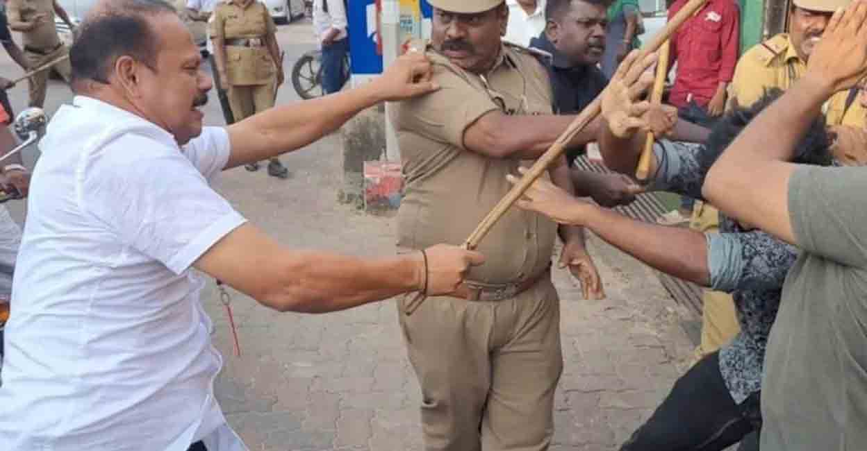 Nava Kerala Sadas assault case: 5 members of Pinarayi's security team ...