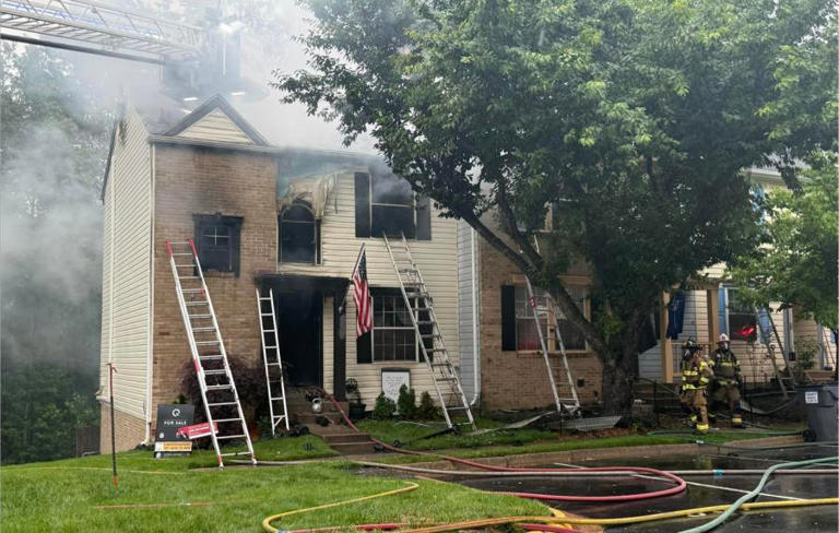 DC rowhome fire injures 1 firefighter, displaces 5 people, 1 cat