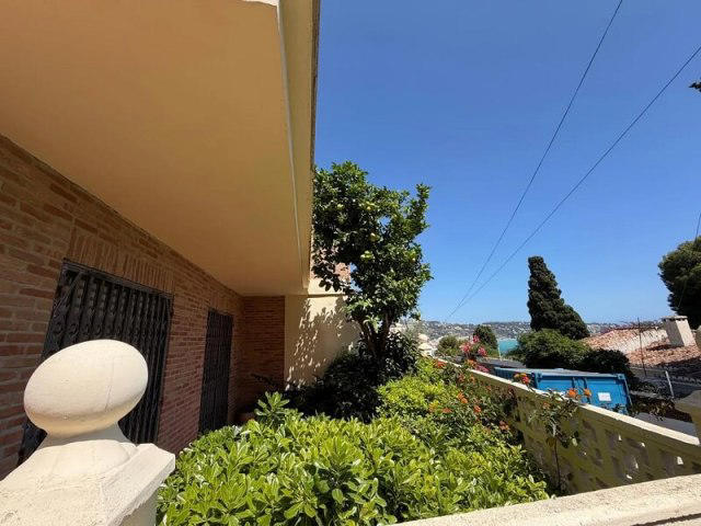 Homeowners urged to call a lawyer after 'small trim' leaves balcony ...