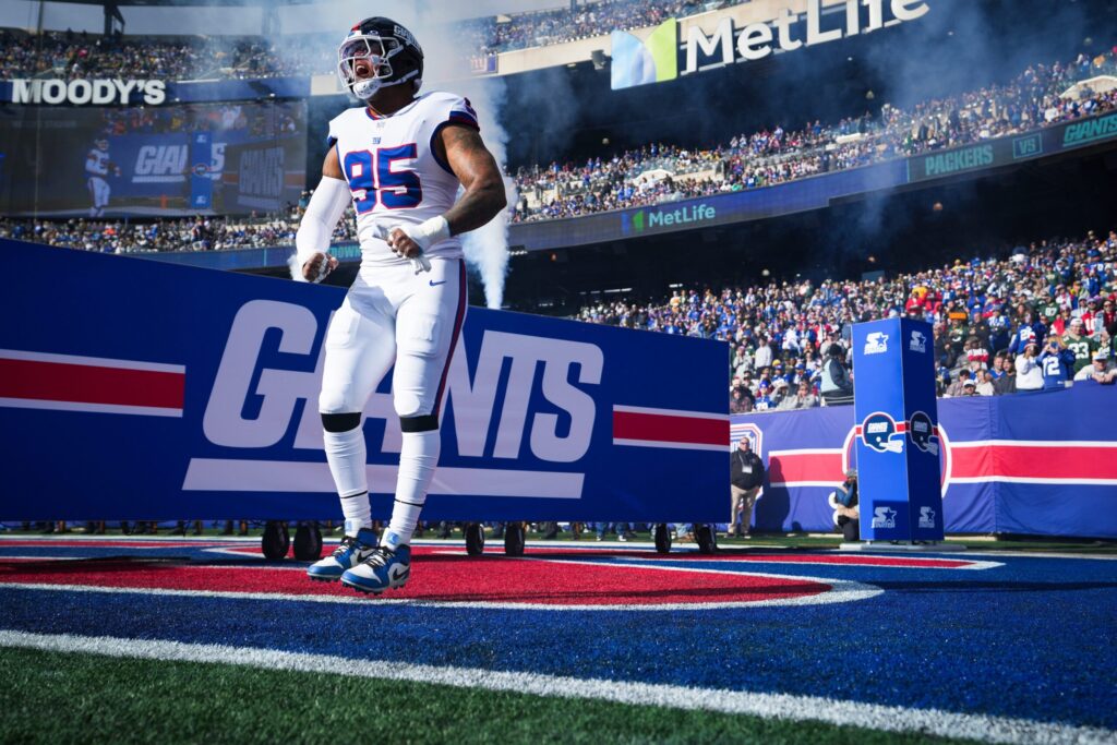 Giants defense takes another hit after Roy Robertson-Harris injury