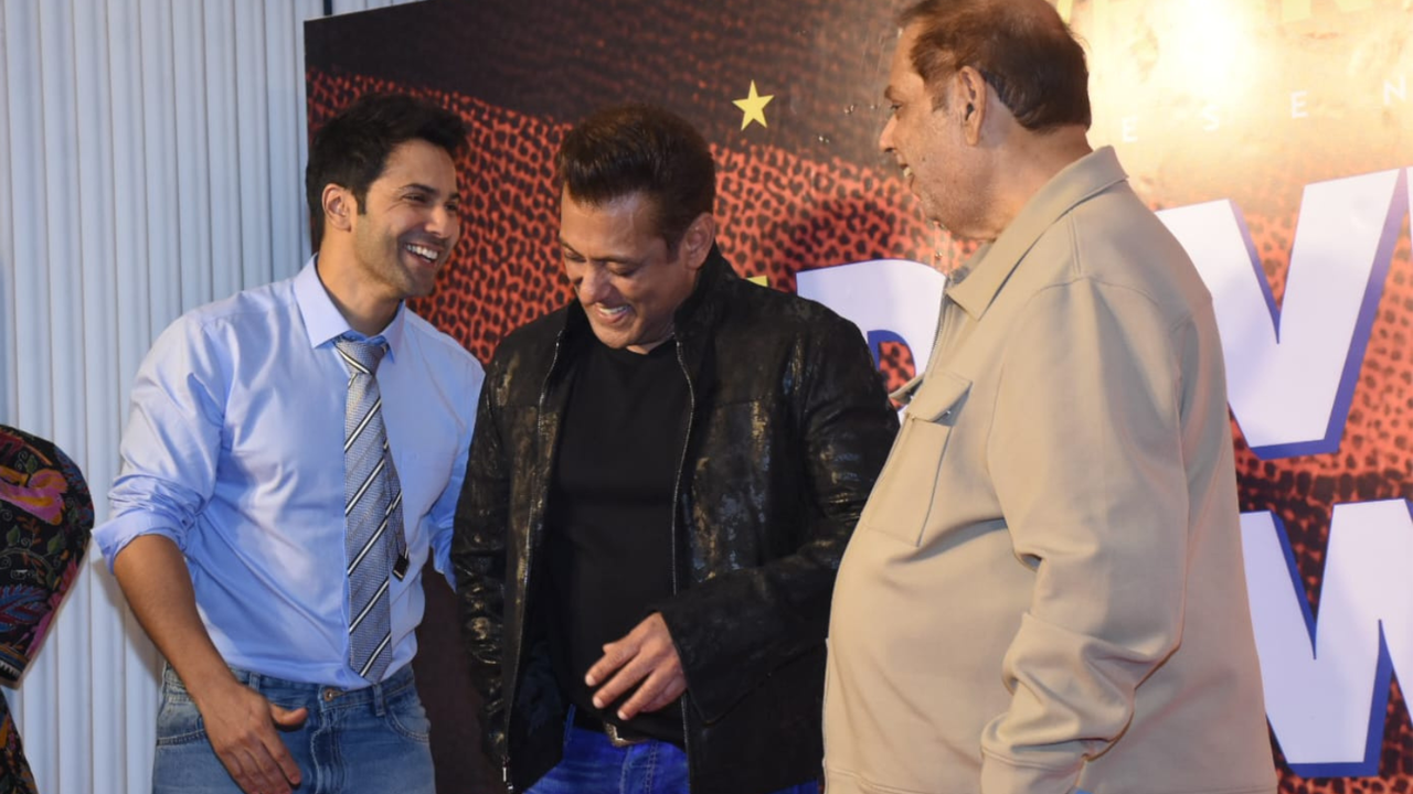 Salman Khan graces David Dhawan film festival in Mumbai, fans adore his ...