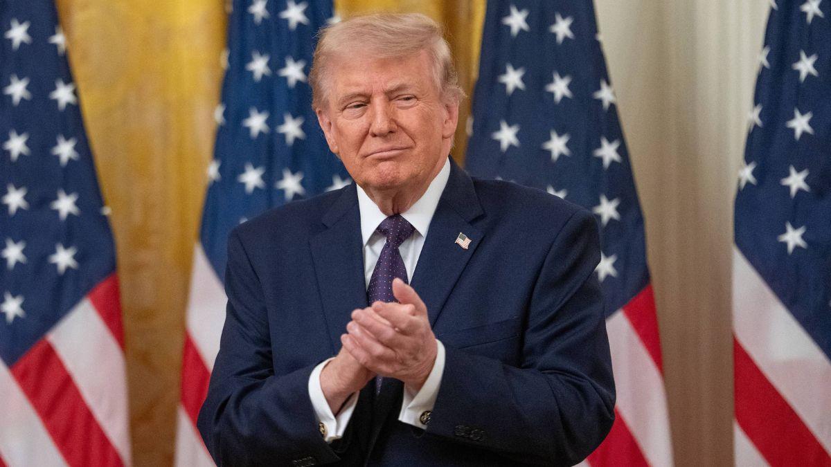 Donald Trump flaunts bruised right hand after New York speaking event ...