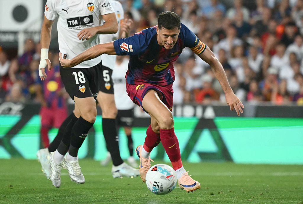 Lewandowski marca no último jogo pelo Barcelona, mas Valencia vence de ...