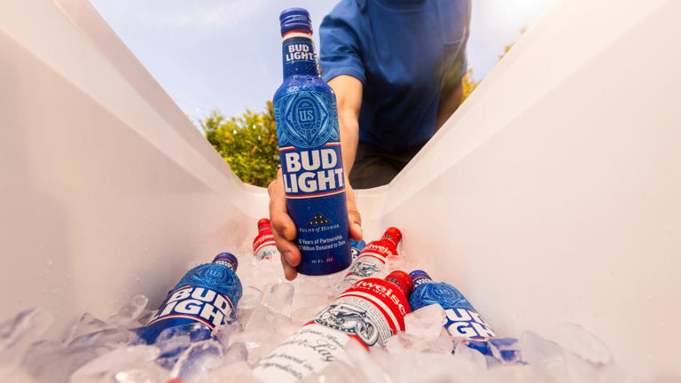 Emmitt Smith and Peyton Manning team with Bud Light for 'Grill for America'