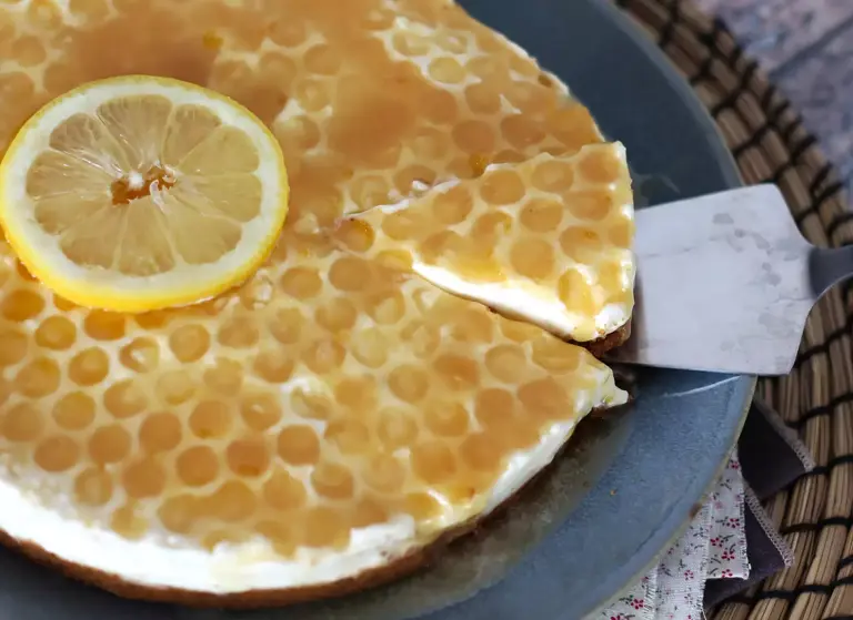No-bake lemon and honey cheesecake (cake decoration tutorial)