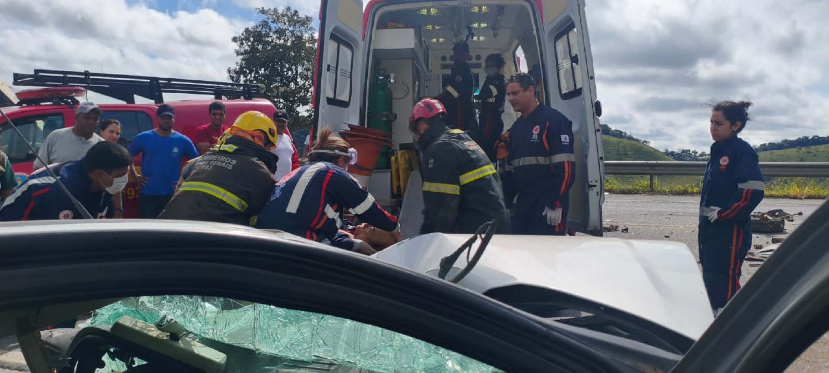 Batida entre carreta e picape deixa um morto em rodovia de Minas