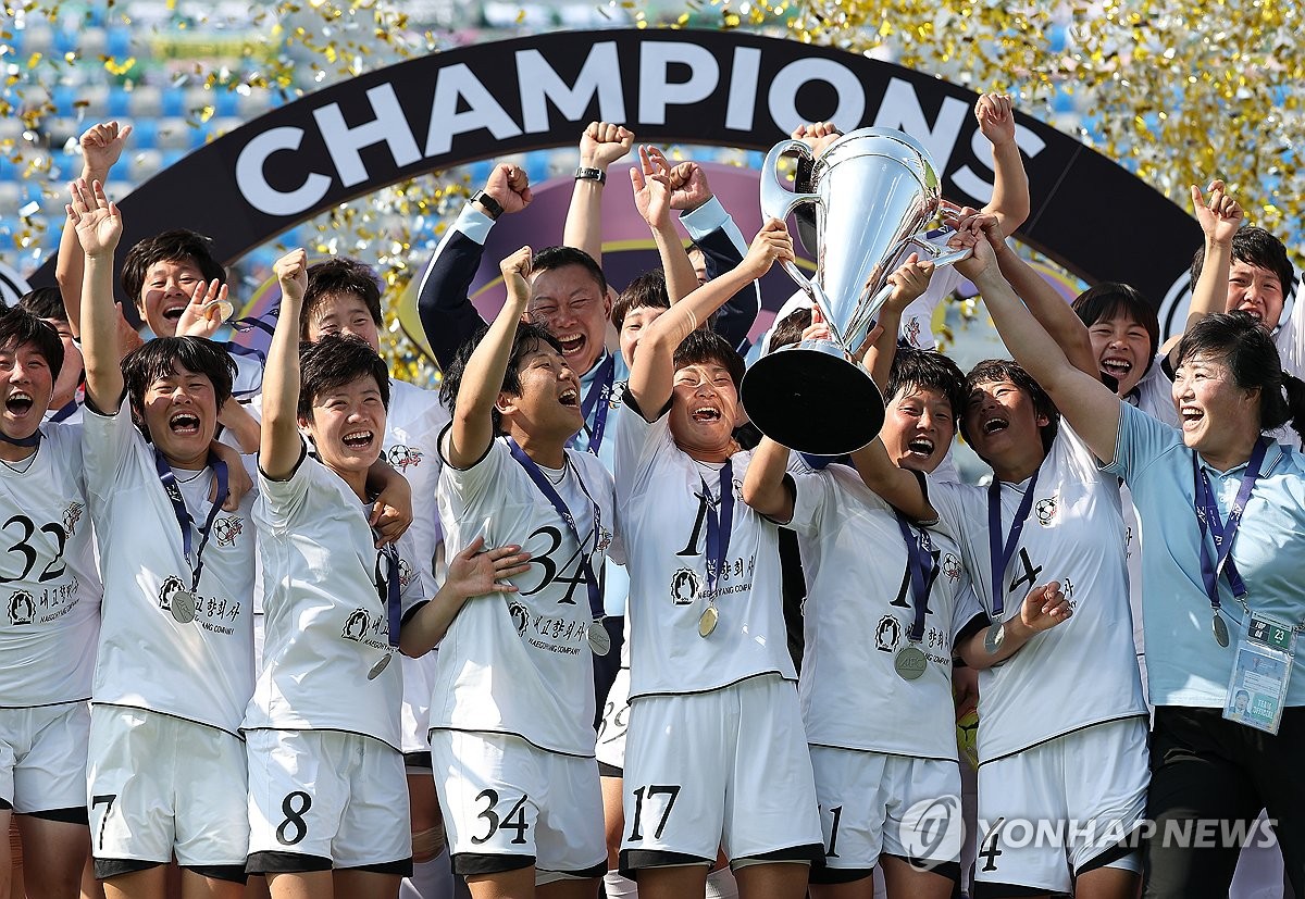 Lee congratulates N Korean club on winning top Asian women's football title