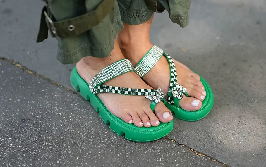 Media outlets spotlight versatile sandals shaping summer trends