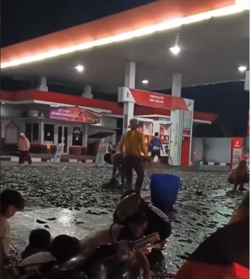 Gempar SPBU Cokro Klaten diserbu makhluk hitam dan licin, begini ...