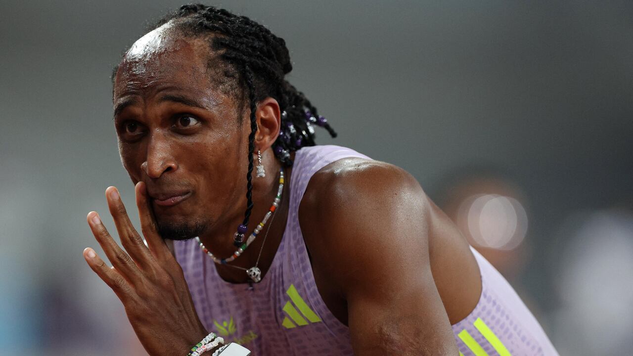 Alison dos Santos edges out Warholm in the men’s 400m hurdles world ...