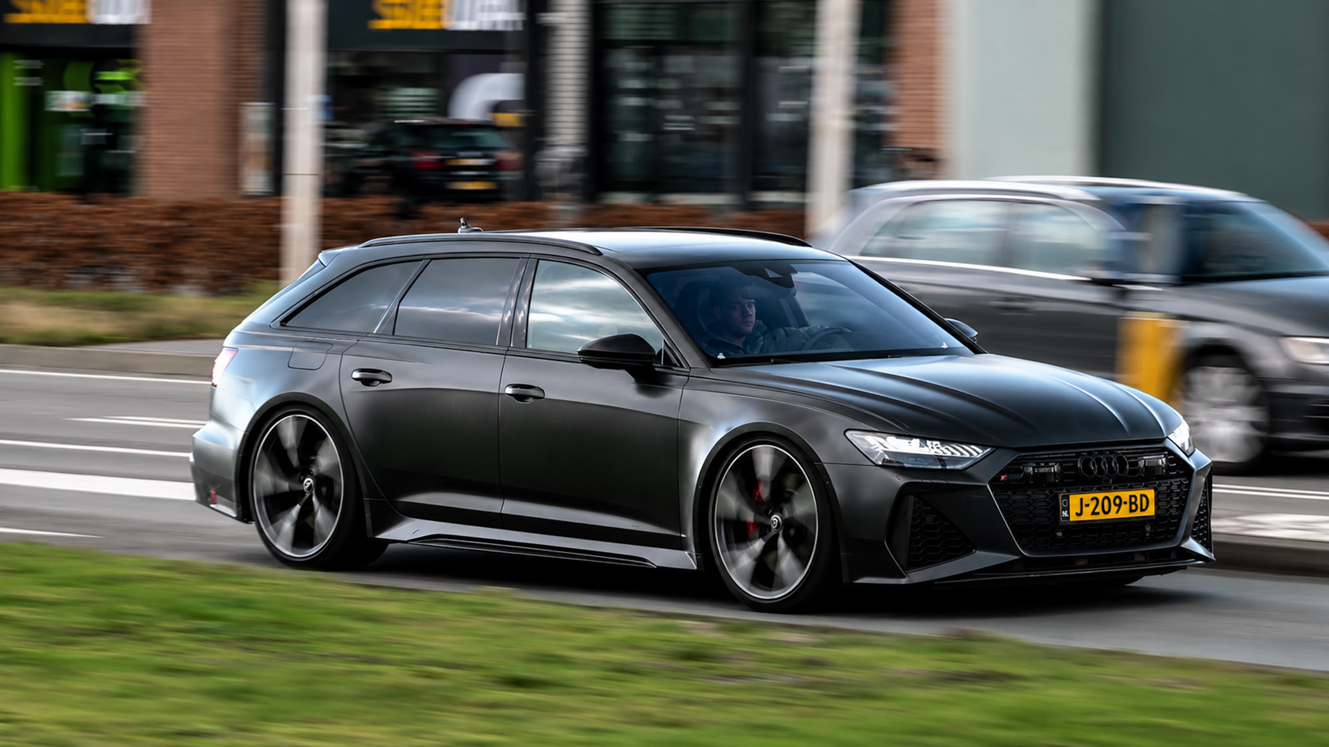Audi RS6 Avant with upgraded exhaust roars loud through city street