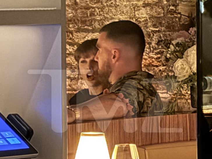 Taylor Swift photographed having intimate dinner with Travis Kelce ...