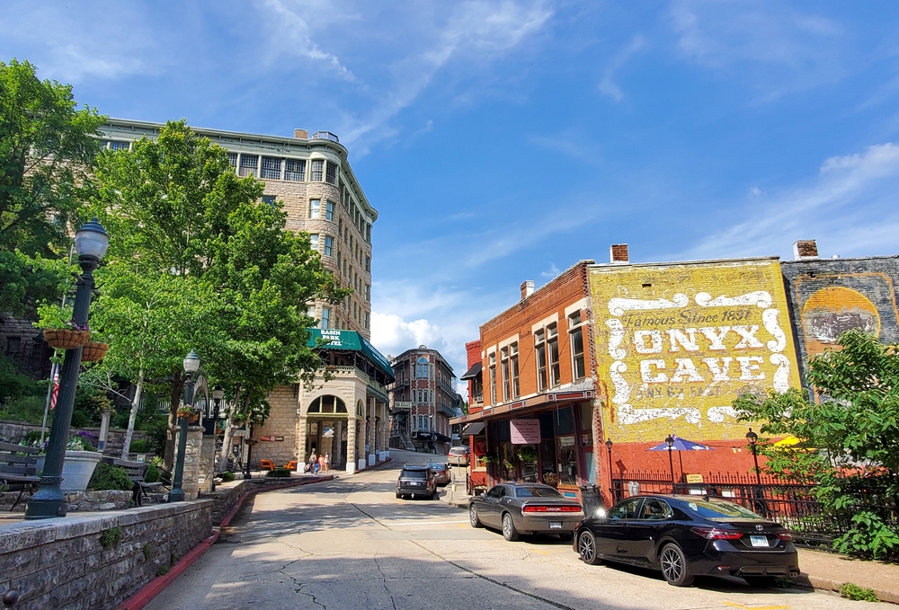 20 destinations with iconic street lamps