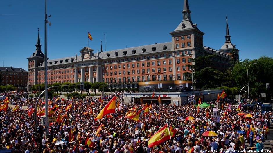 Decenas de miles de personas marchan en Madrid para pedir la renuncia ...