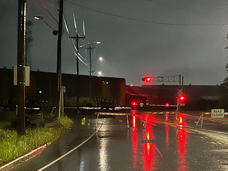 Toledo crews work to clear train after derailment on East Manhattan ...