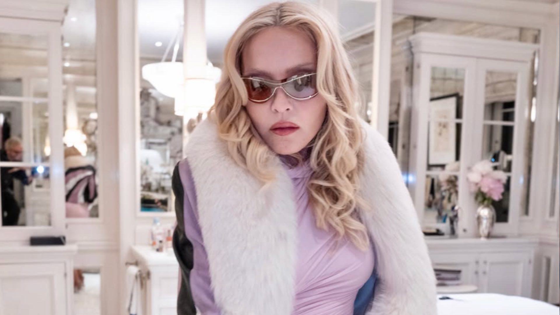 Som 67-åring skapte Madonna furore i en lavendelfarget fiskenettkjole