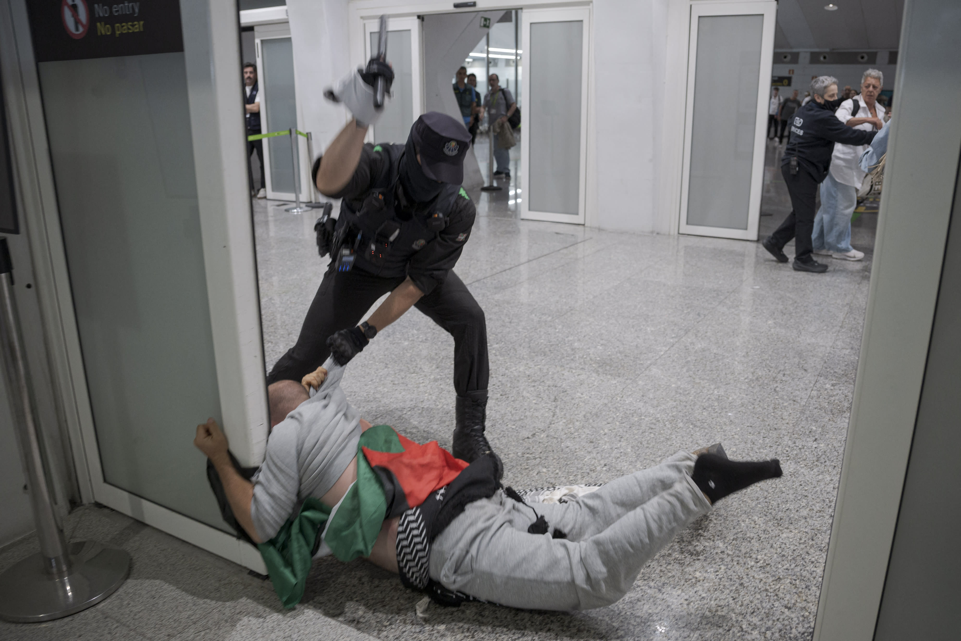 Spanish police filmed beating Gaza flotilla activists as Jerusalem jabs ...