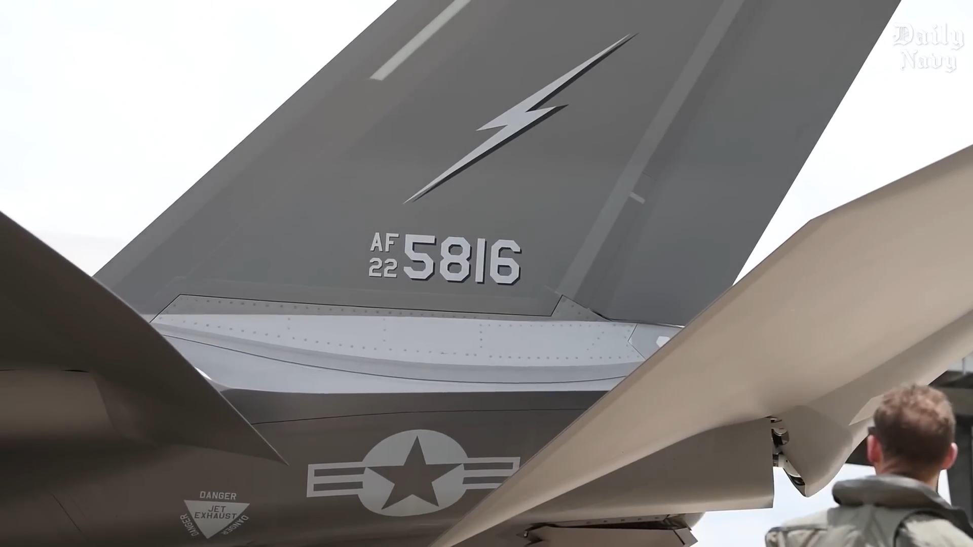 Why F-35 pilots wear a $400,000 helmet that can see through their ...