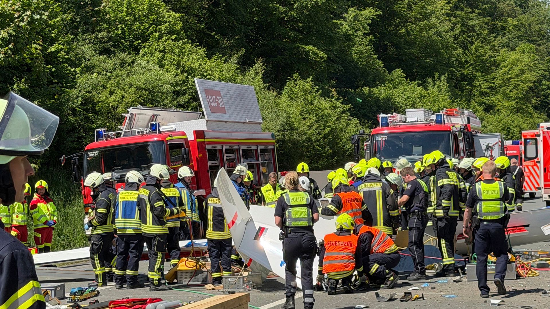 Bei Olpe in Nordrhein-Westfalen: Segelflugzeug kracht auf Autobahn ...