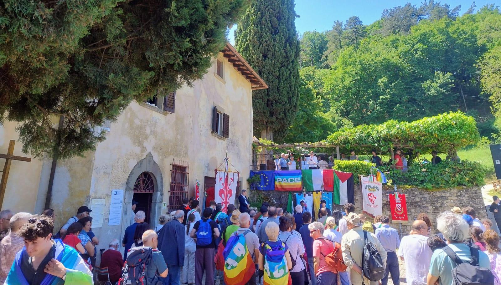 Marcia di Barbiana, consegnata la Lampada della Pace di Assisi