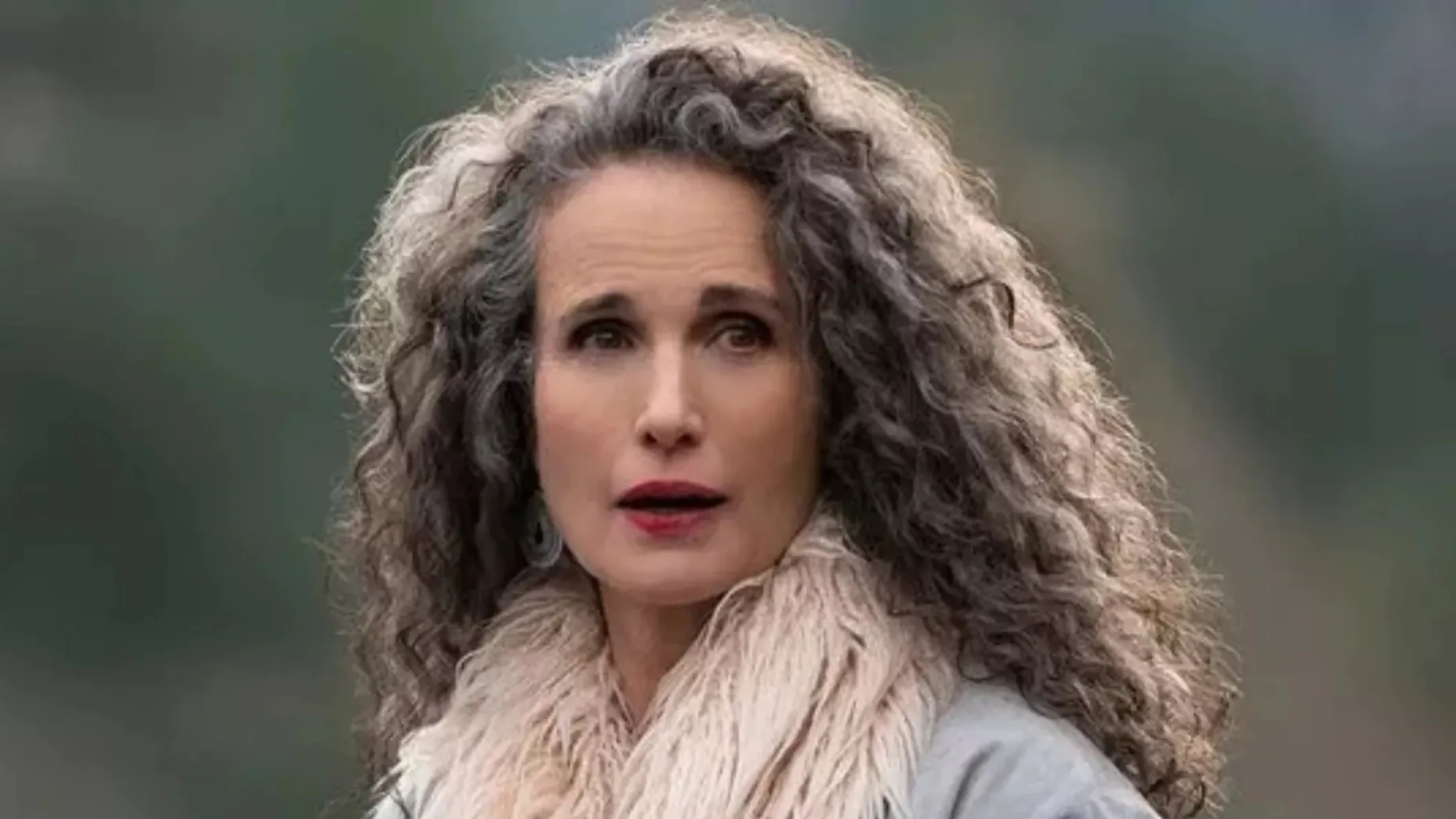 À 68 ans, Andie MacDowell rayonne dans une robe jaune beurre