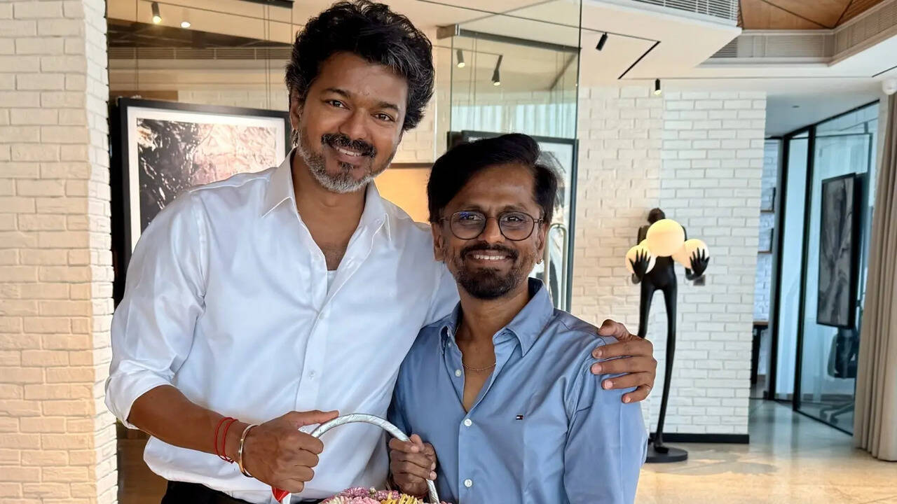 AR Murugadoss posts photo from meeting with Tamil Nadu Chief Minister ...