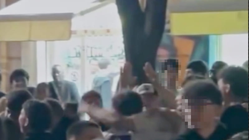 Alcol, saluti romani e cori fascisti: "Duce, duce": notte di malamovida ...